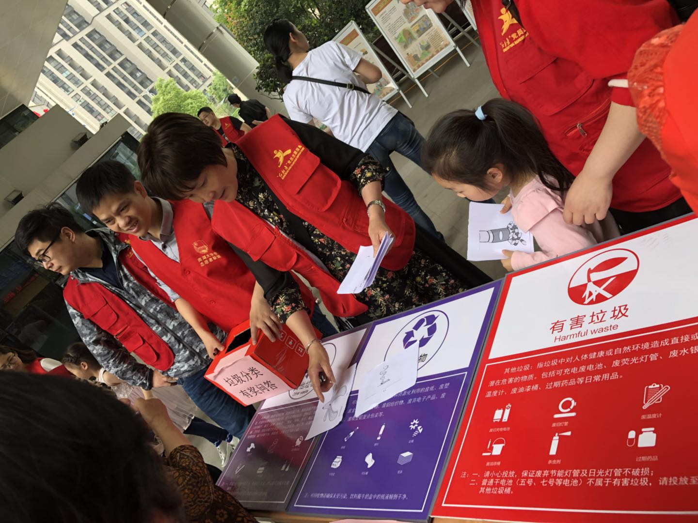 南江社区开展垃圾分类志愿服务活动 南湖新闻网